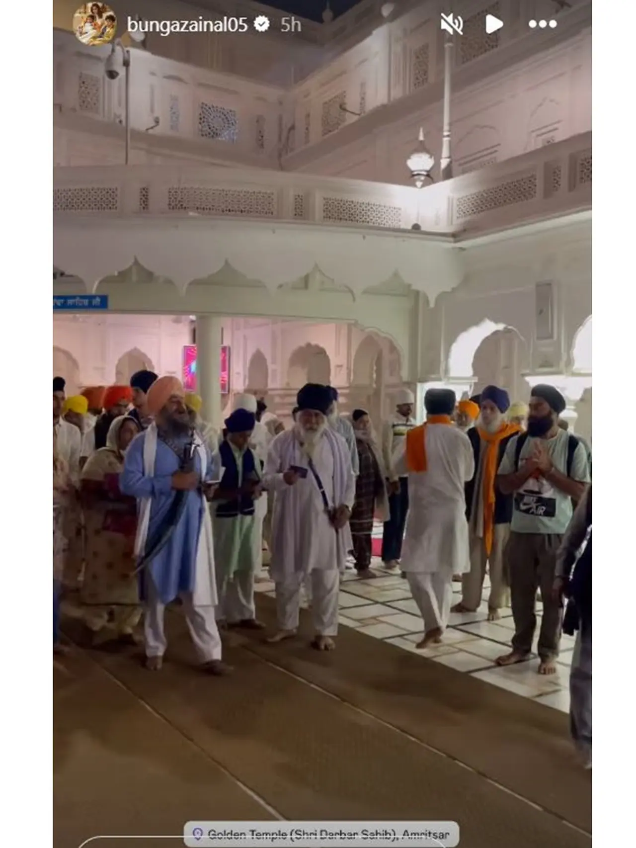 6 Potret Bunga Zainal dan Keluarga Mudik ke India, Jalani Ibadah Agama Sikh - Hot Liputan6.com