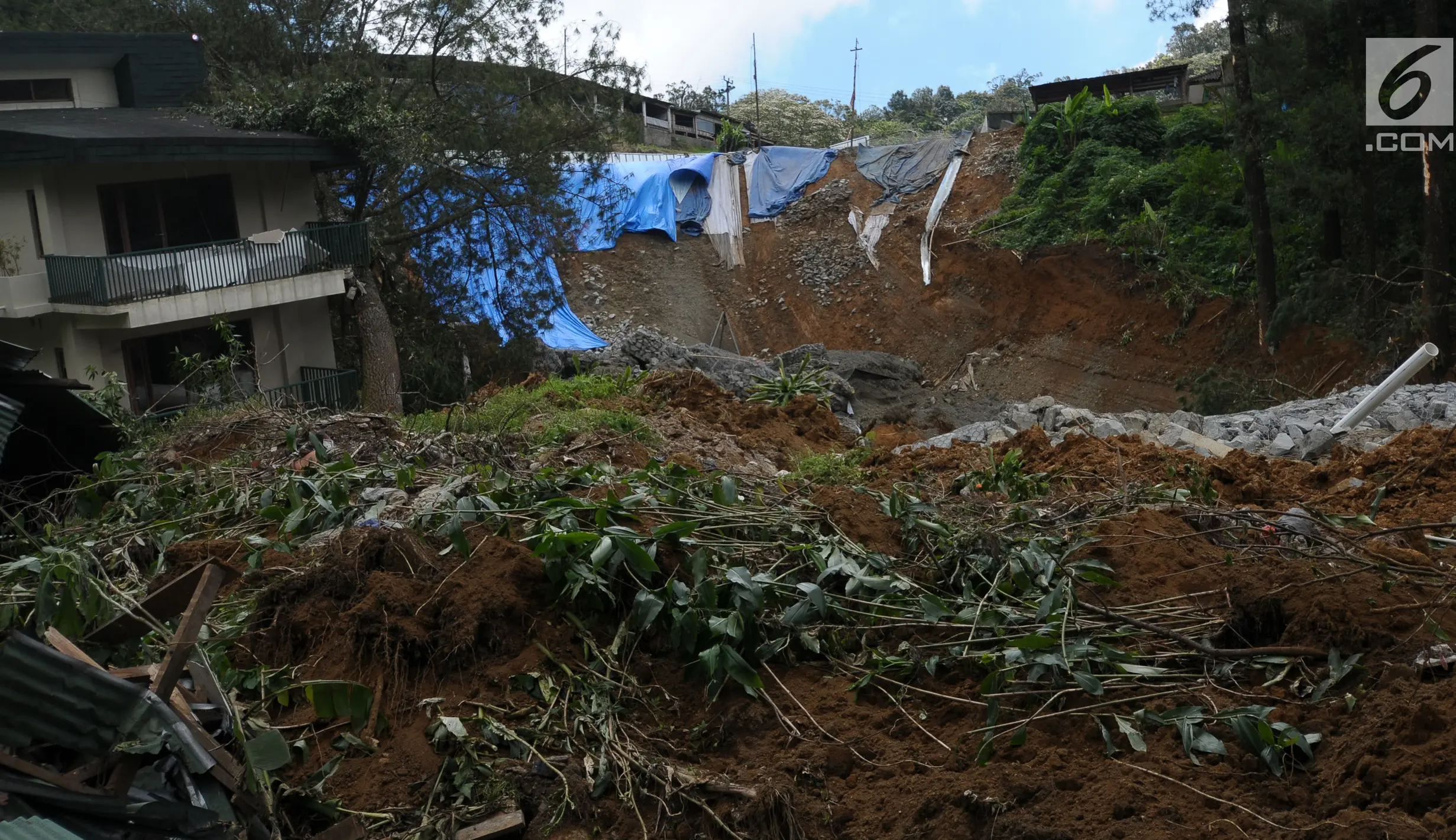 FOTO: Longsor Puncak Pass, Perbaikan Mulai Dilakukan - Foto Liputan6.com