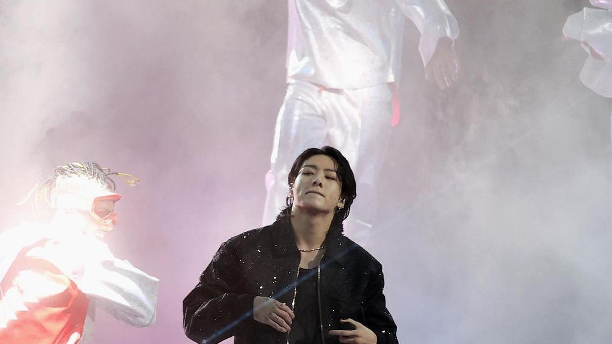 Jungkook BTS Buka FIFA World Cup Qatar 2022 dengan Jaket Versace ...