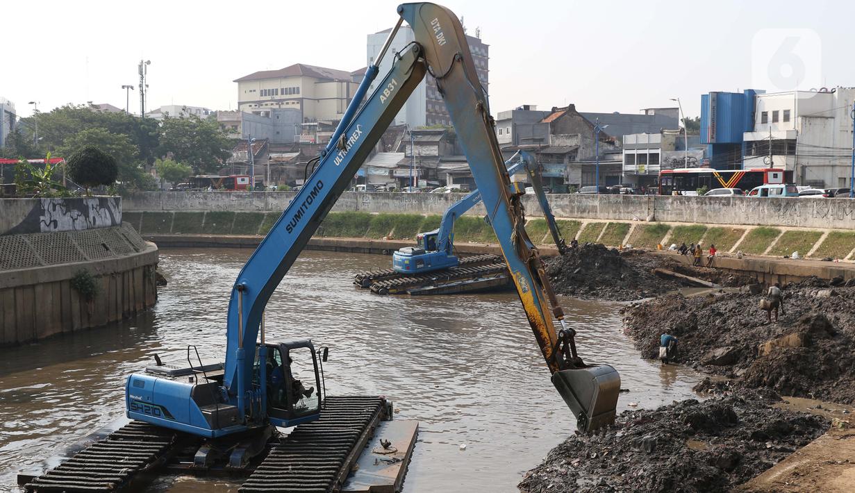 FOTO: Cegah Sedimentasi, Endapan di Sungai Ciliwung Dikeruk - Foto ...
