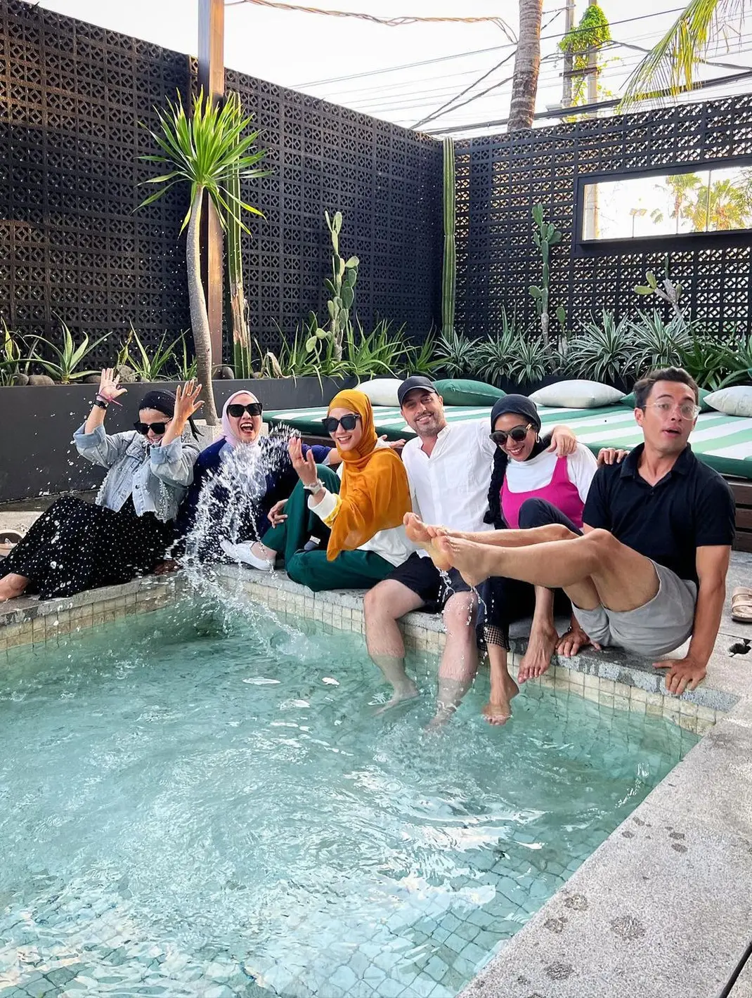 Keseruan Zaskia Adya Mecca dan Dave Moffatt di Bali, Cekikikan ...