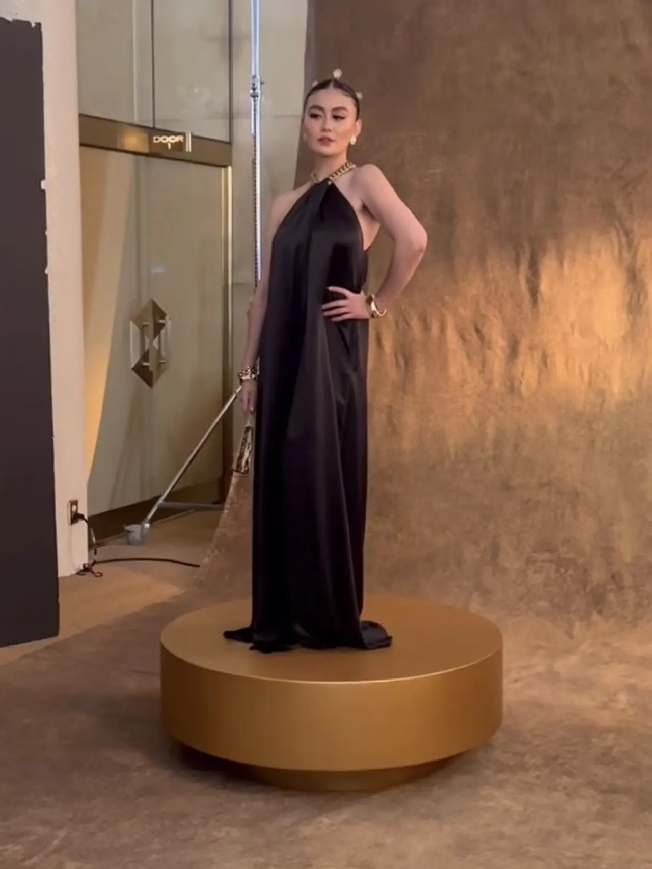 6 Gaya Agnez Mo Hadir di Penghargaan Internasional Gold Gala 2024, Kenakan Tusuk Konde Kembang ...