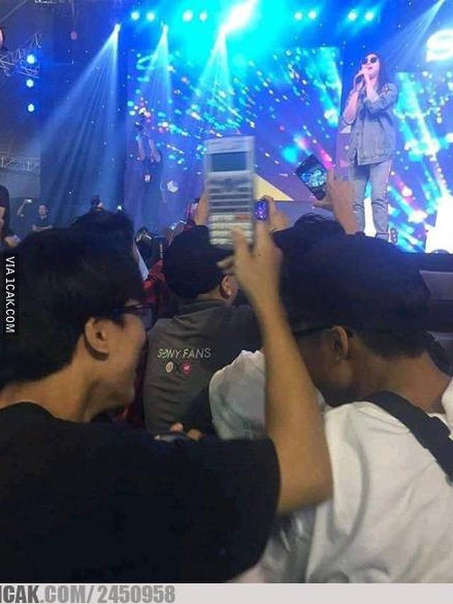 8 Potret Kelakuan Absurd Orang Saat Nonton Konser Ini Bikin Geleng ...