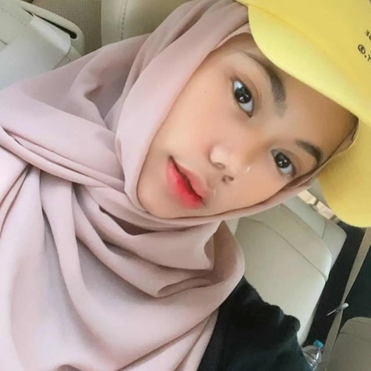 7 Potret Naira Mano Putri Vicky Prasetyo Tampil Berhijab, Bikin ...