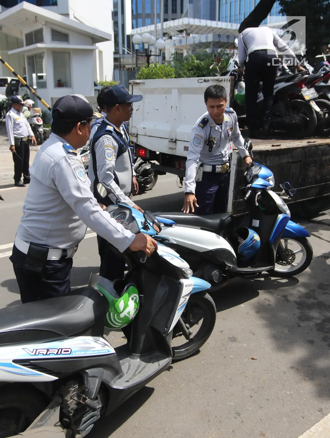 FOTO: Parkir Sembarangan, Motor Ojek Online Diangkut Petugas Dishub ...