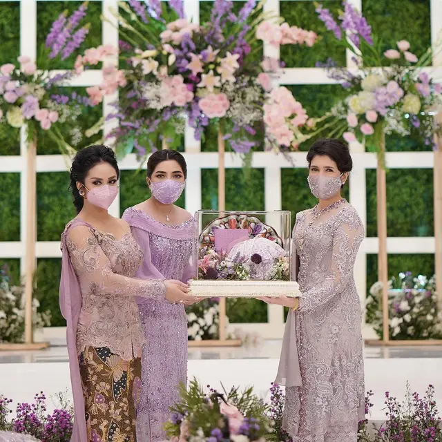 6 Potret Kedekatan Ashanty dan Krisdayanti di Acara Lamaran Aurel ...
