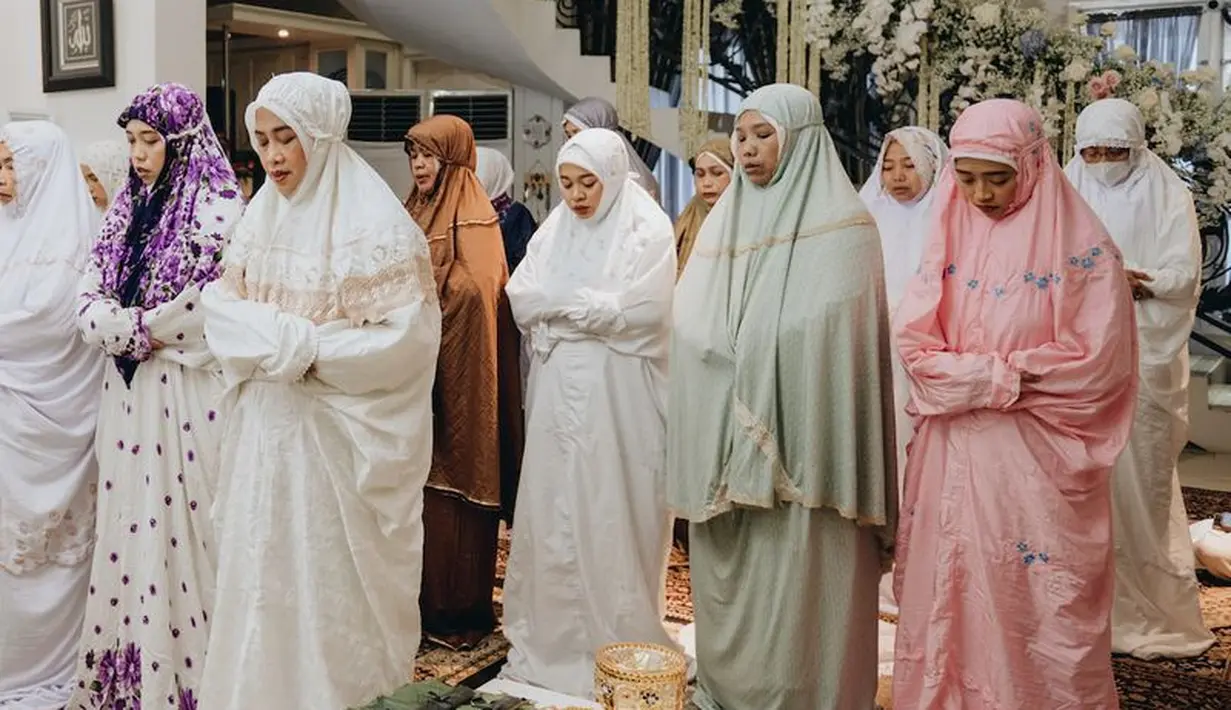 Potret Suasana Pengajian Kediaman Erina Gudono Jelang Menikah - Photo Fimela.com