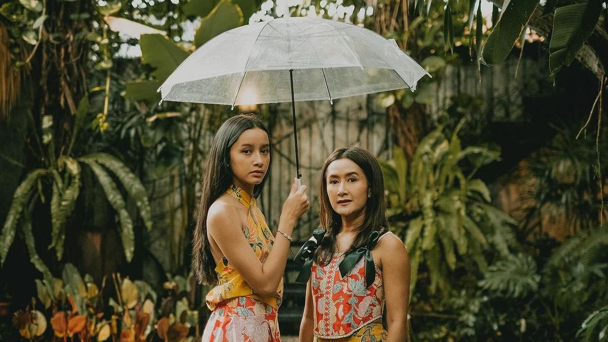 4 Inspirasi Busana Batik ala Ibu dan Anak Selebriti, Kompak dan Serasi