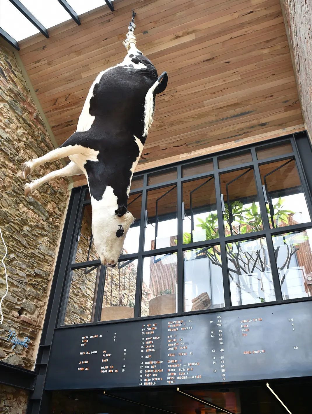 PHOTO: Sadis, Restoran ini Gantung Tubuh Sapi Jadi Hiasan - Foto ...