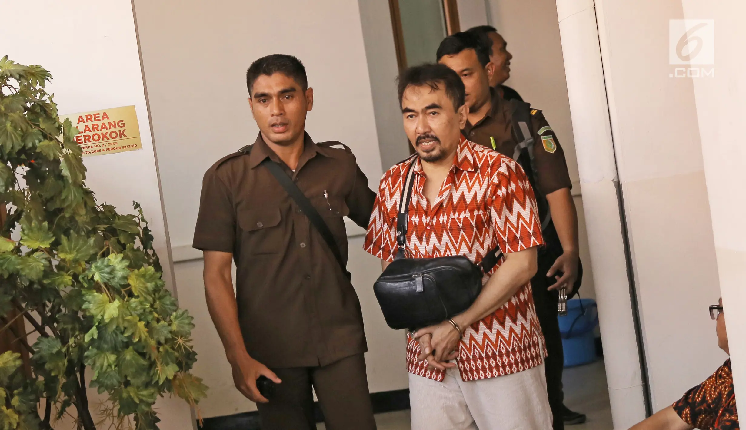 PHOTO: Wajah Datar Aa Gatot Saat Jalani Sidang Eksepsi - Foto Liputan6.com