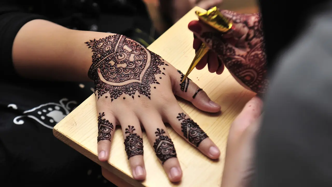 Cara Mudah Menggunakan Henna di Tangan dan Kaki Untuk Pemula ...