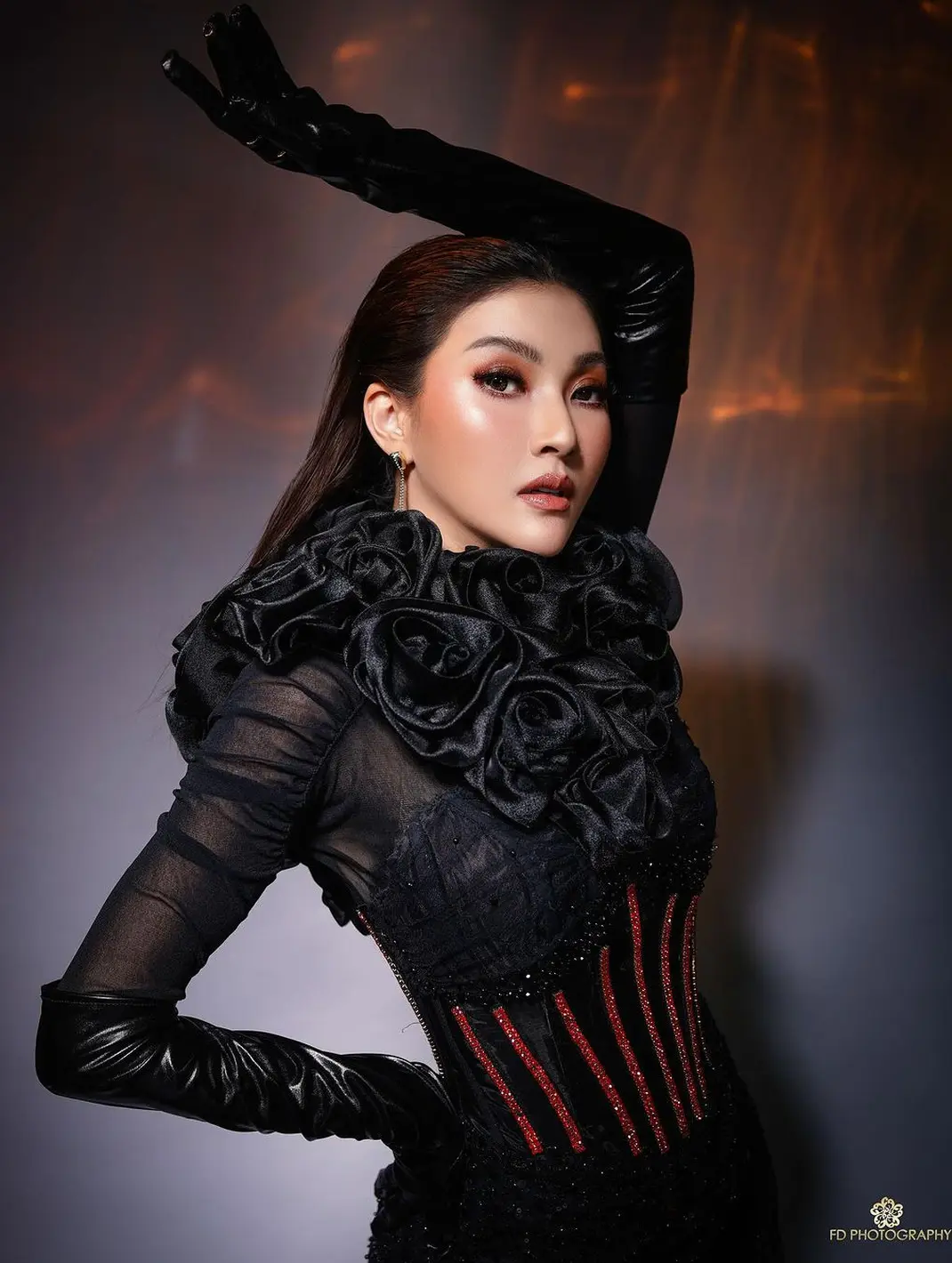 8 Gaya Glamor Sarwendah di Photoshoot Terbaru, Tampil Bak Diva dengan ...