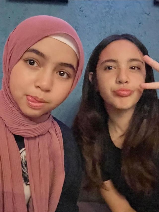 6 Potret Kedekatan Mikhayla dan Sienna Sama-Sama Mirip Ibu, Seumuran