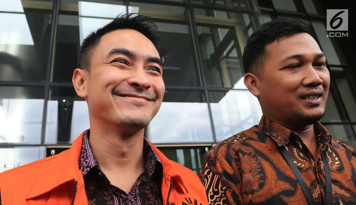 FOTO: Usai Diperiksa KPK, Zumi Zola Tebar Senyuman - Foto Liputan6.com