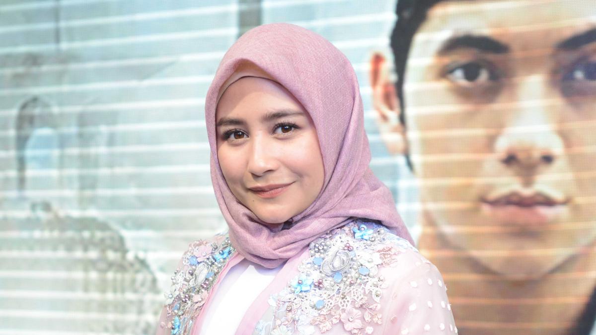 Prilly Latuconsina Syuting Sekaligus Perdalam Agama - Photo Fimela.com