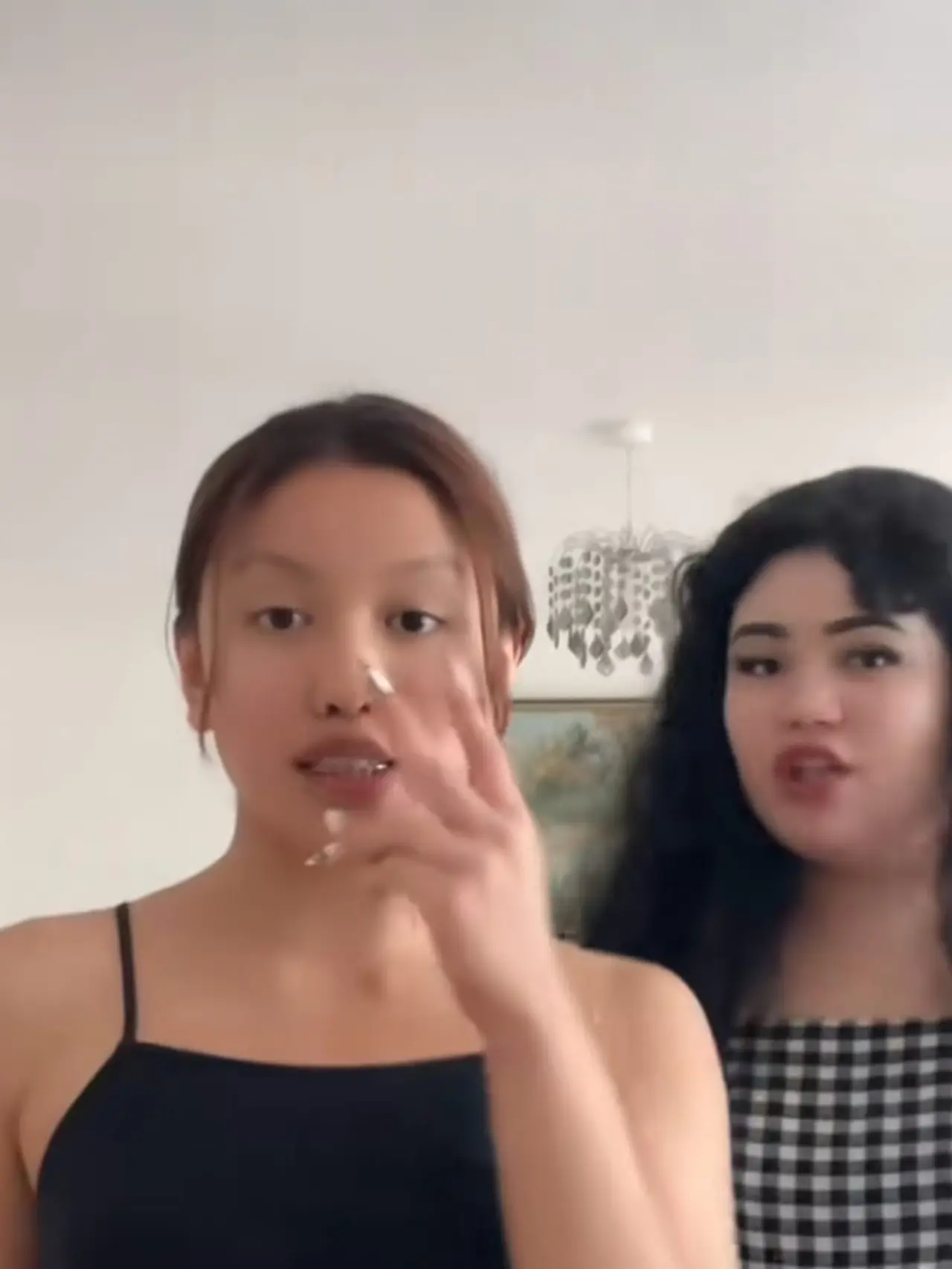 6 Potret Aktivitas Loly Anak Nikita Mirzani di Inggris, Viral Kepergok Mabuk-mabukan - Hot ...