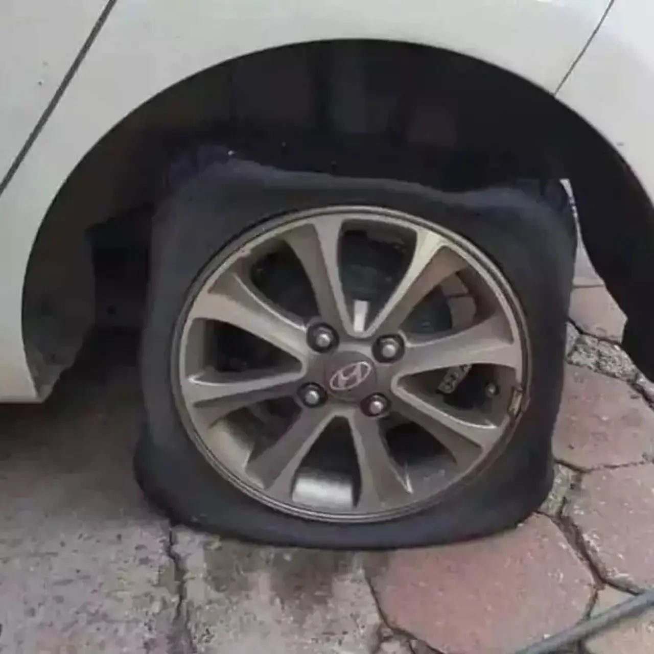 6 Bentuk Ban Kendaraan Bocor Ini Kocak, Bikin Pengendara Elus Dada ...