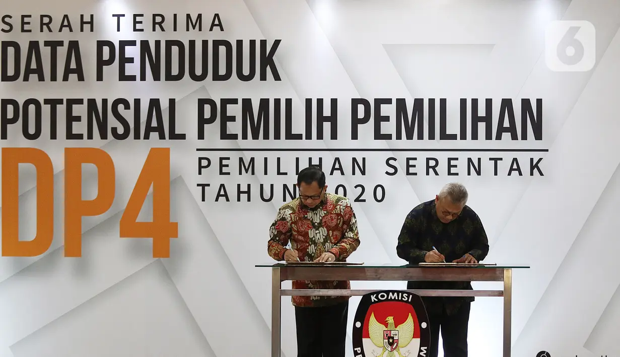 FOTO: Kemendagri Serahkan DP4 untuk Pemilihan Serentak 2020 ke KPU - Foto Liputan6.com