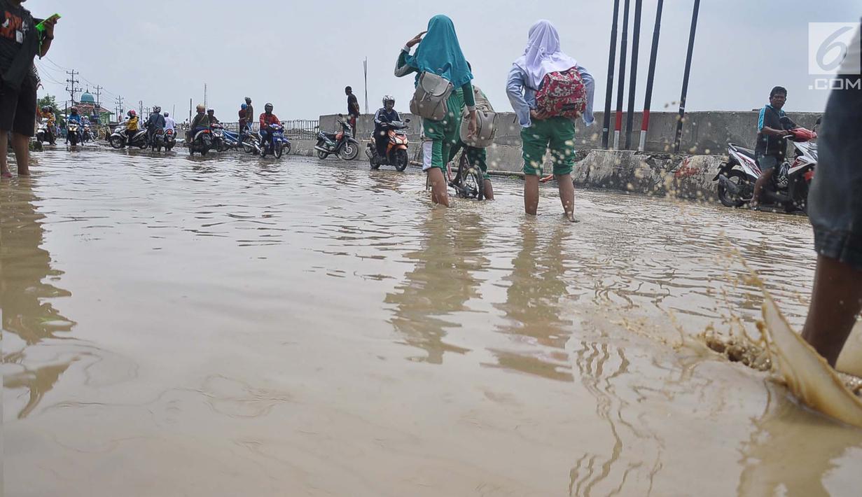 FOTO: Tanggul Sungai Jebol, Banjir Rendam Sejumlah Rumah Warga di Semarang - Foto Liputan6.com