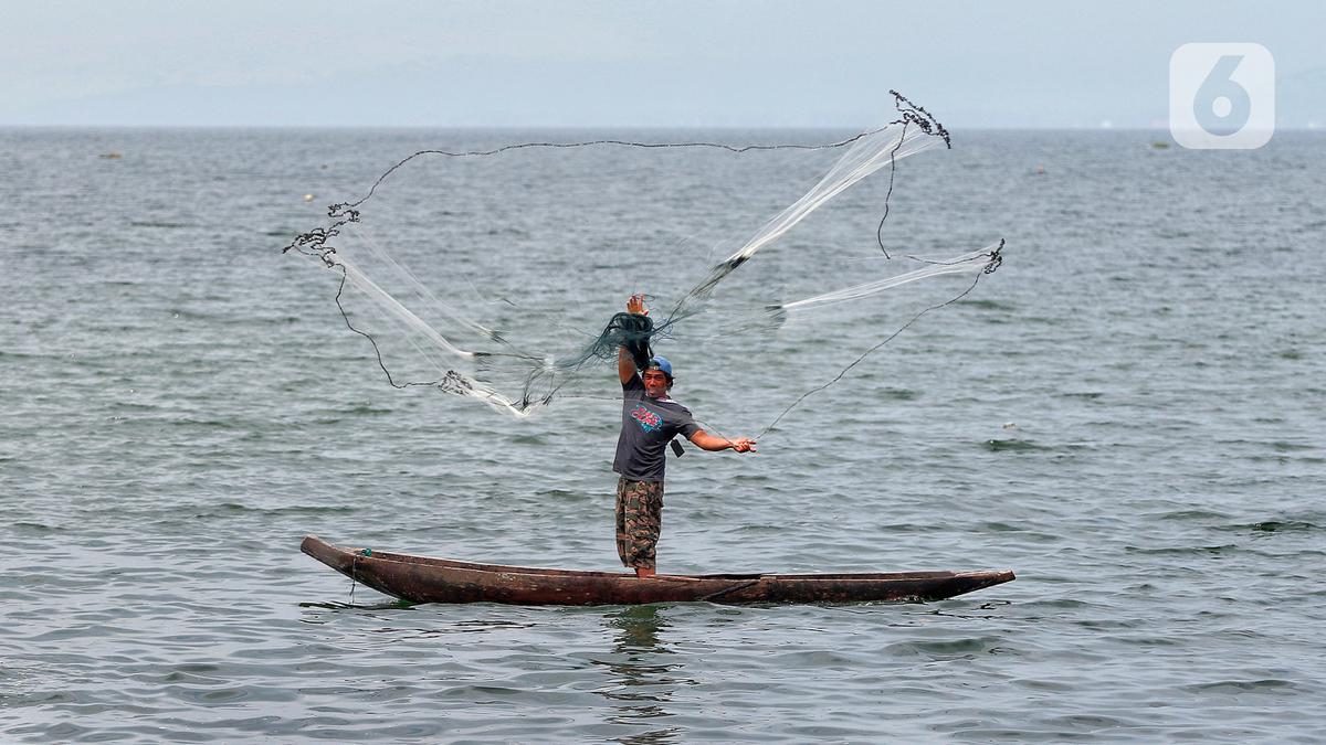 Potret Nelayan Tradisional Berburu Ikan Endemik Danau Singkarak - Foto ...