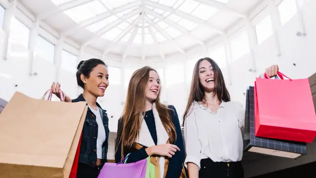 Konsumen Adalah Pengguna Produk, Simak Pengertian, Peran, dan ...