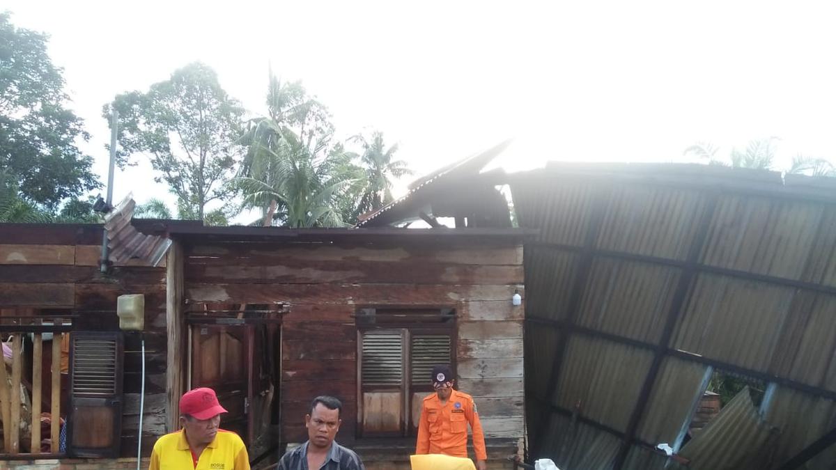 Puluhan Rumah Warga di Batu Bara Sumut Rusak Diterjang Angin Puting Beliung - Regional Liputan6.com