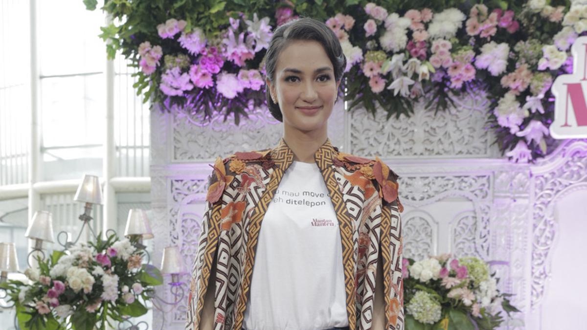 FOTO: Cantiknya Atiqah Hasiholan Saat Screening Film Mantan Manten ...