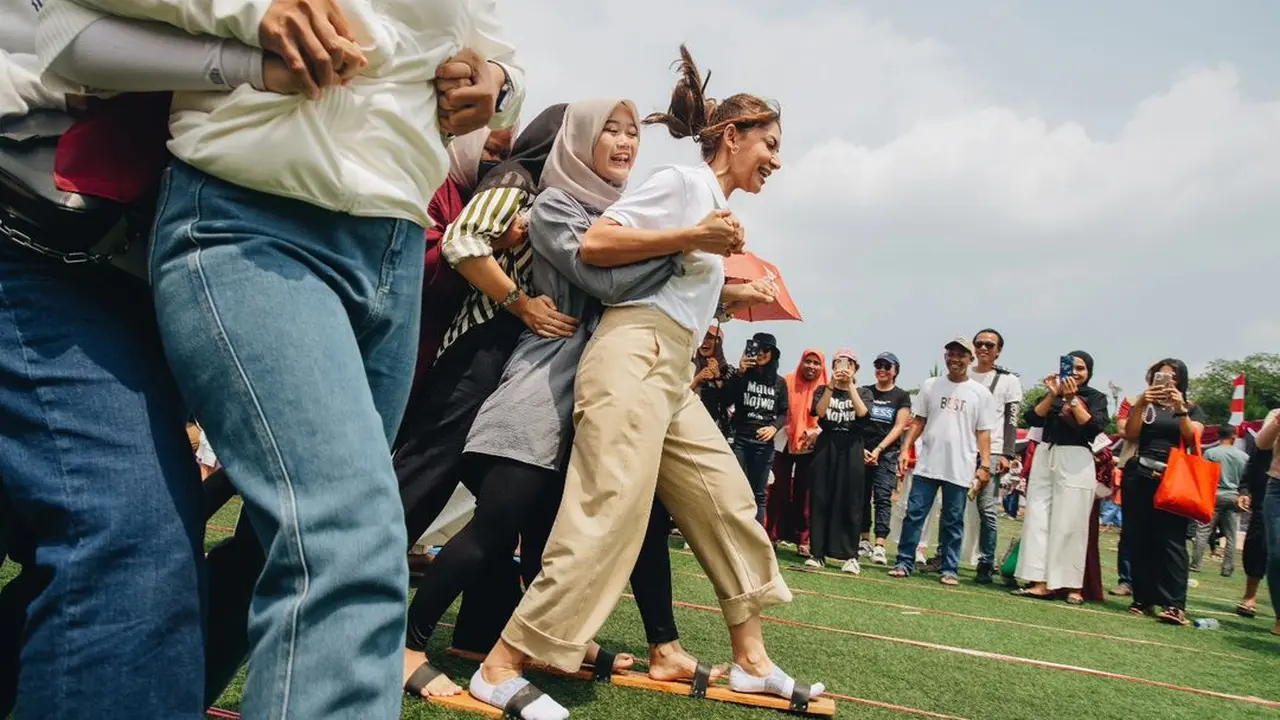 6 Potret Najwa Shihab Ikut Lomba 17 Agustus Tarik Tambang hingga Bakiak, Menang Kalah Tak ...