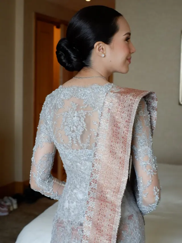 6 Gaya Beby Tsabina Dampingi Suami Pelantikan DPR RI, Bawa Tas Lady Dior Rp 95 Juta - Hot ...