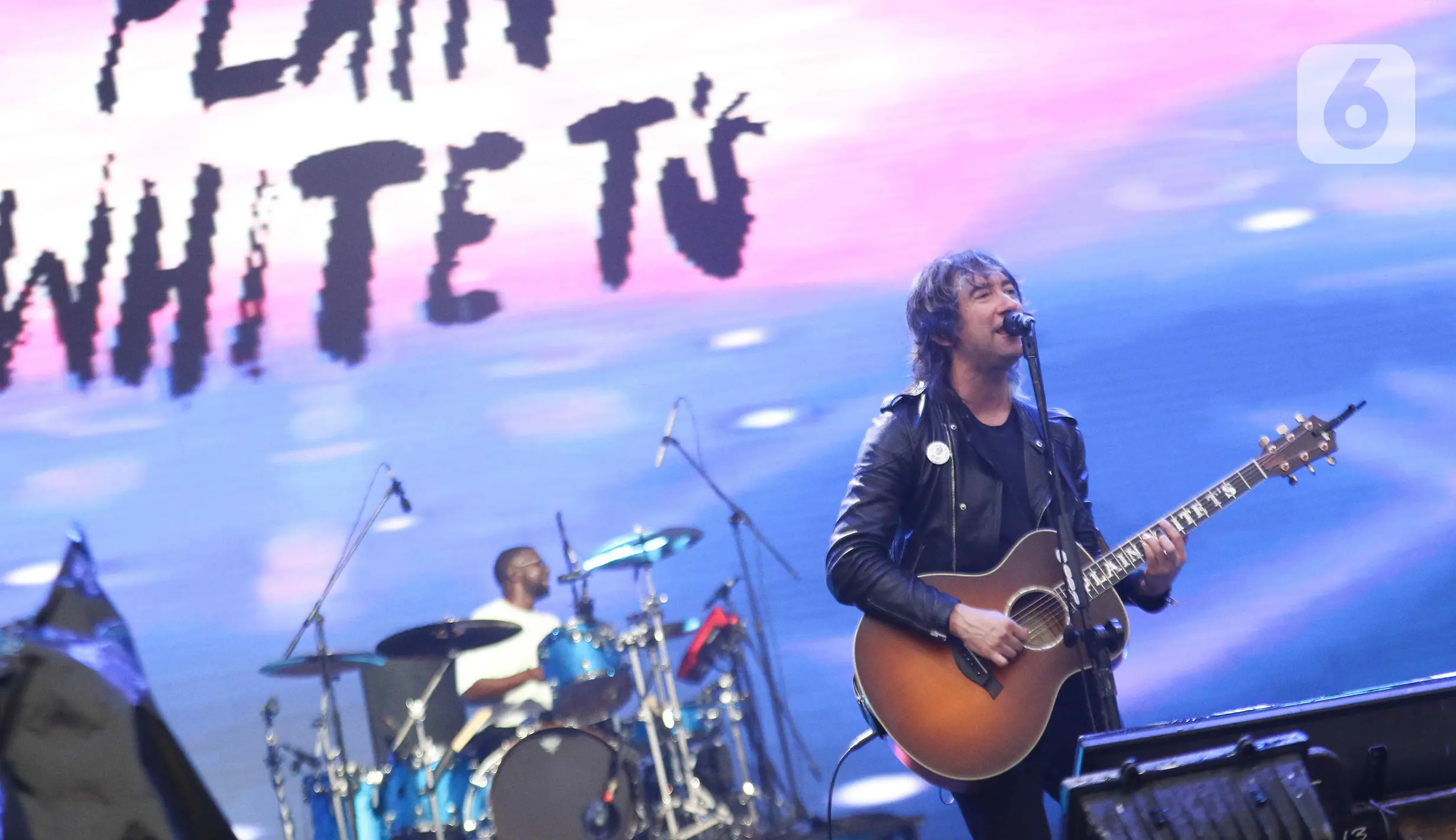 Aksi Panggung Plain White T's di Soundrenaline 2022 - Foto Liputan6.com