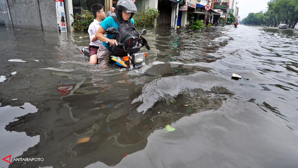 Banjir, Pengendara Terpaksa Gotong Motor - News Liputan6.com