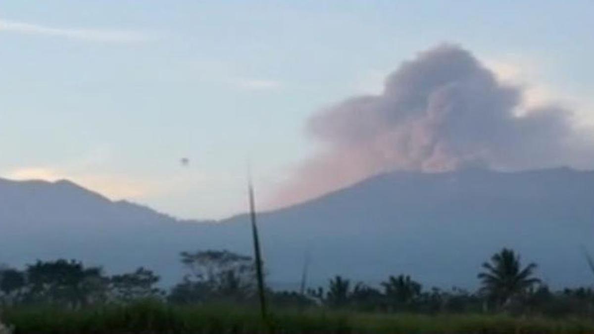 Mengamati Keunikan dan Aktivitas Vulkanik Gunung Raung - Regional ...