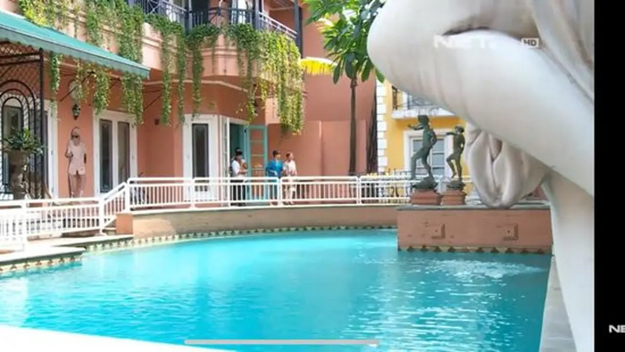 8 Potret Rumah Adrie Subono yang Mirip Istana dengan Patung di Mana ...