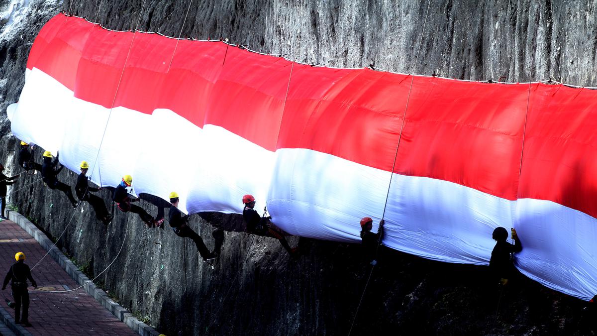 PHOTO: Keren, Bendera Merah Putih Terpanjang Dibentangkan di Tebing ...