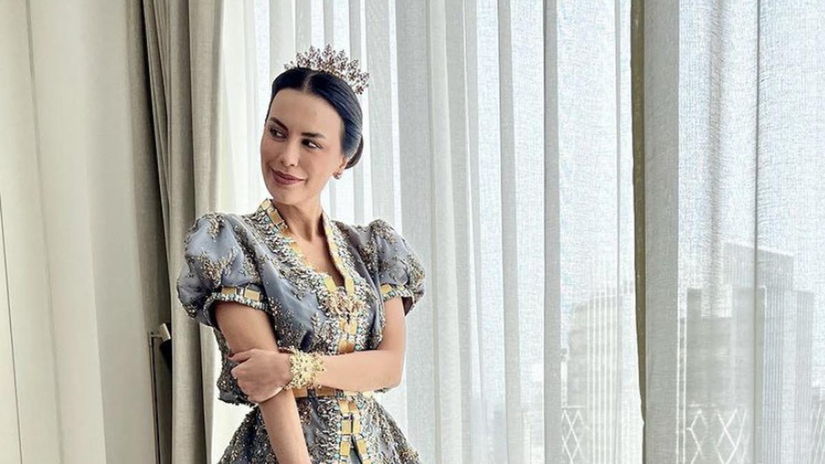 6 Inspirasi Baju Adat dari Sophia Latjuba, Erina, Indah Permata, hingga ...