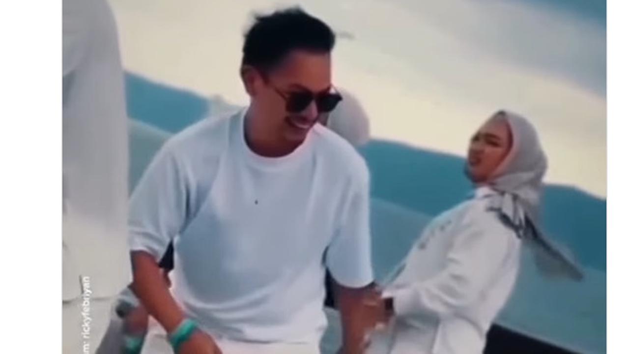 Viral Anggota DPRD dari Fraksi PAN Joget di Atas Kapal Pinisi di Danau Toba