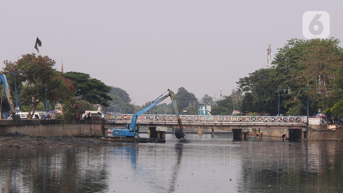 FOTO: Gerebek Lumpur Atasi Banjir Jakarta - Foto Liputan6.com