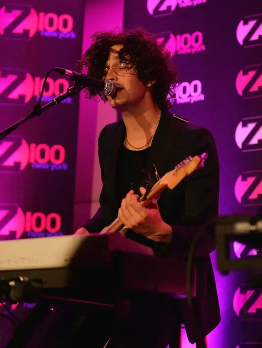 Mengenal Sosok Matty Healy, Vokalis The 1975 yang Dikabarkan Jadi Pacar ...