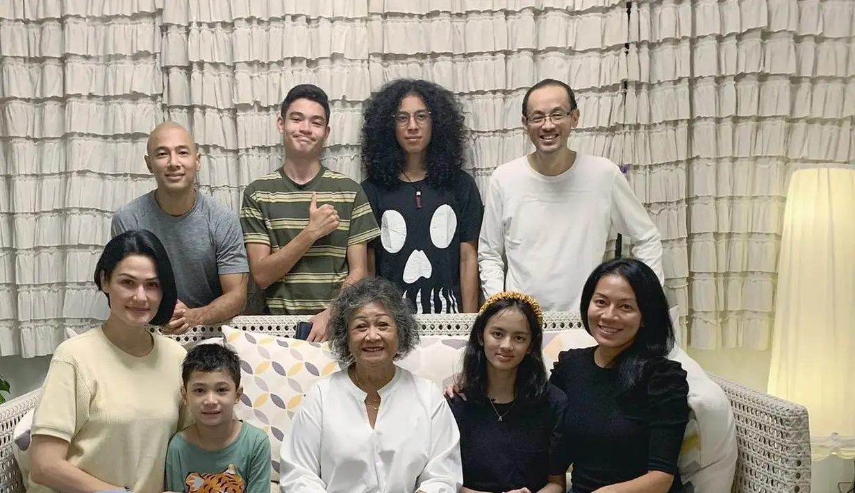 Potret Kenangan Mendiang Reza Gunawan Bersama Dewi Lestari dan Kedua ...