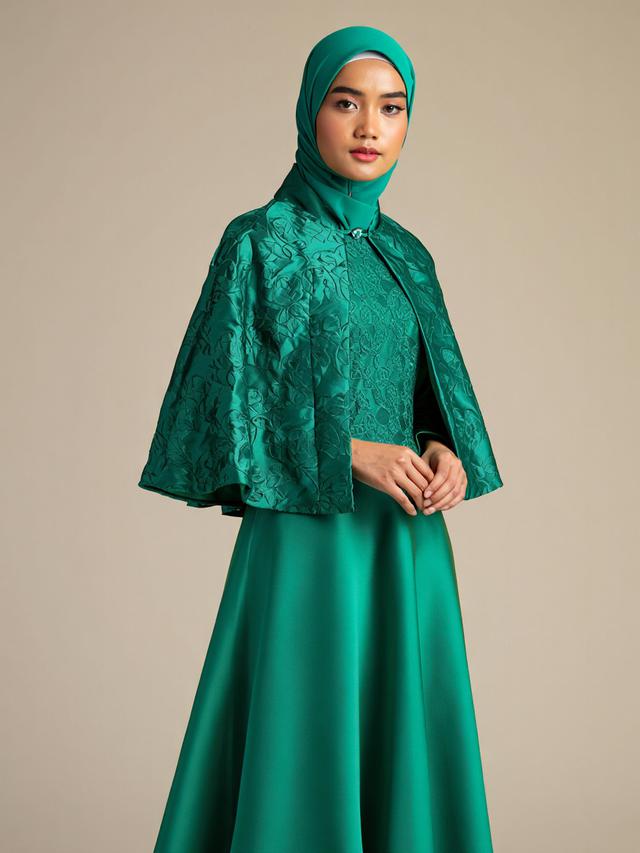 7 Gamis A-Line Kombinasi Cape Brokat yang Sedang Tren Tahun Ini, Cocok ...