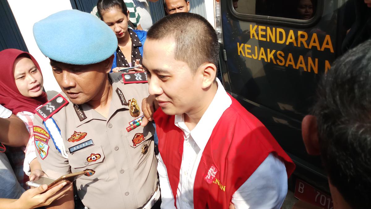 Pakai Rompi Merah, Bos First Travel Tiba di Gedung Pengadilan - News ...