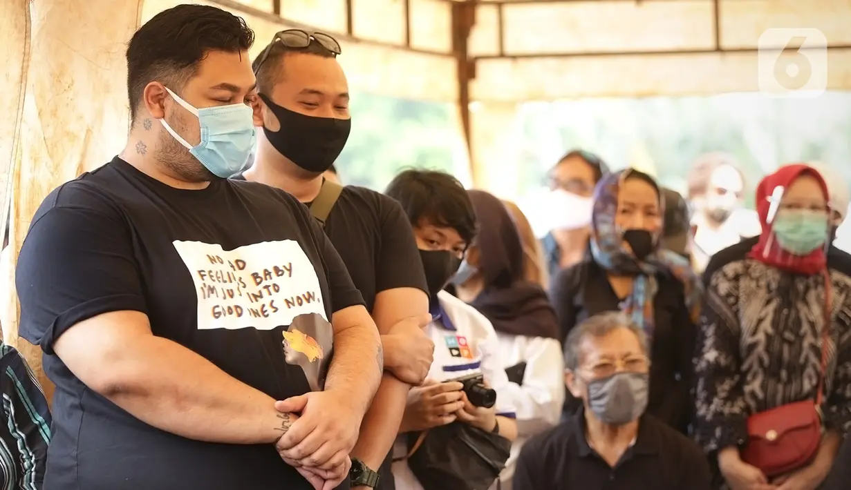 FOTO: Ketegaran Ivan Gunawan Saat Pemakaman Sang Ayah - Foto Liputan6.com
