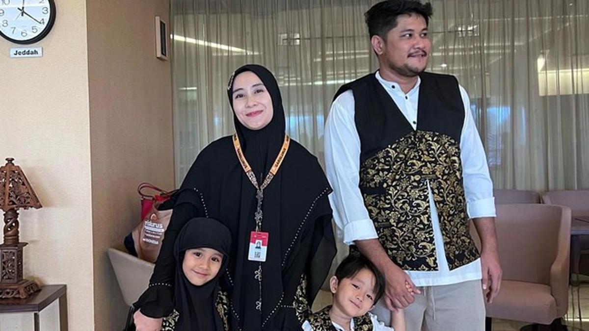 Umroh Sekeluarga, Ini 6 Momen Puadin Redi dan Ryana Dea Bertolak ke ...