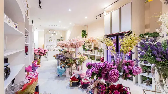 Desain Toko Bunga Serba Putih Bernuansa Klasik Kontemporer yang Cantik ...