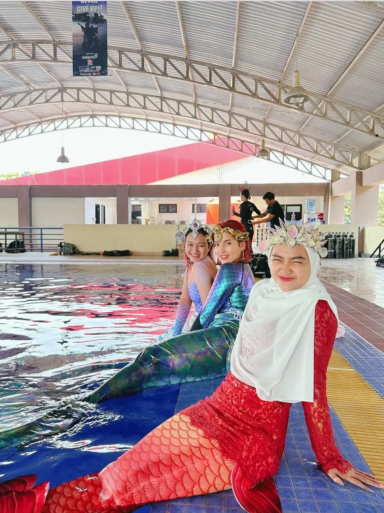 6 Artis Ini Kursus Mermaid, Karen Vendela dan Ria Ricis Dapat Lisensi ...