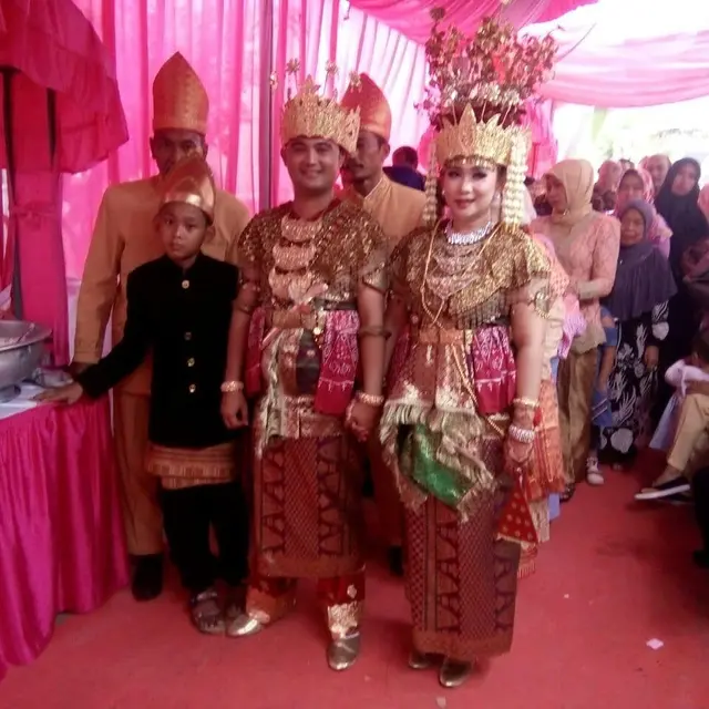 Harmonis Berumah Tangga, 5 Potret Sandy Permana dengan Sang Istri yang ...