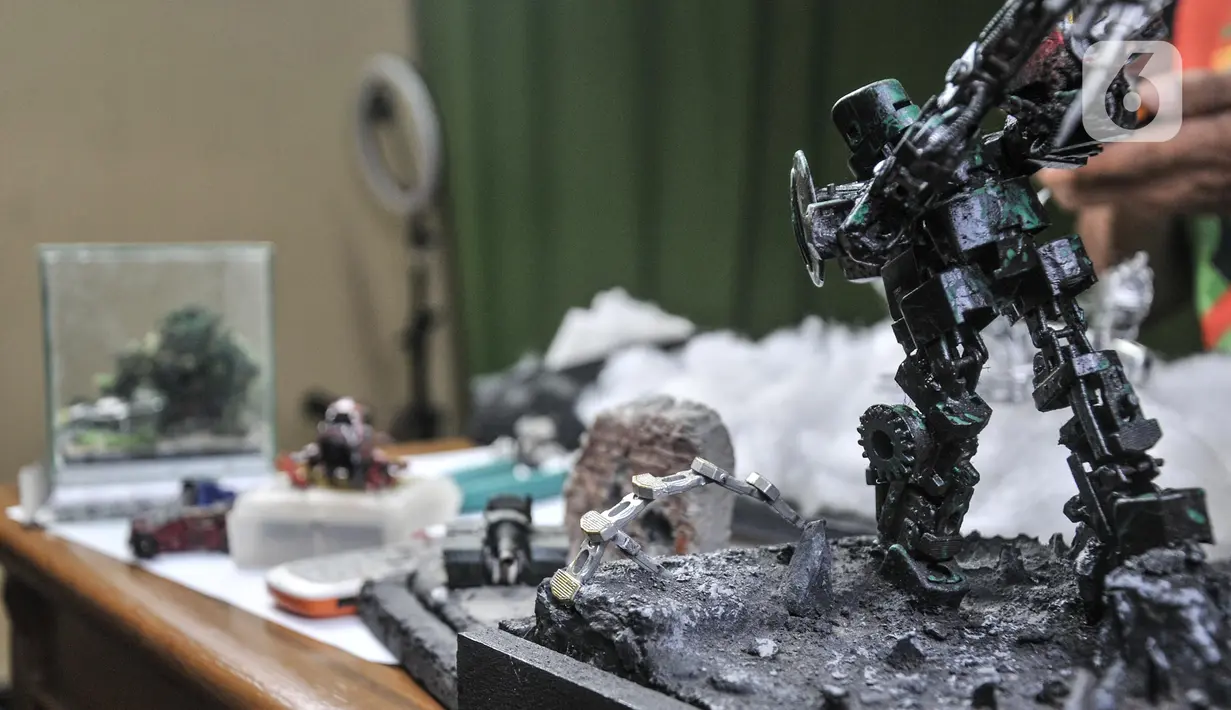 FOTO: Menyulap Sampah Korek Gas Jadi Miniatur Robot - Foto Liputan6.com