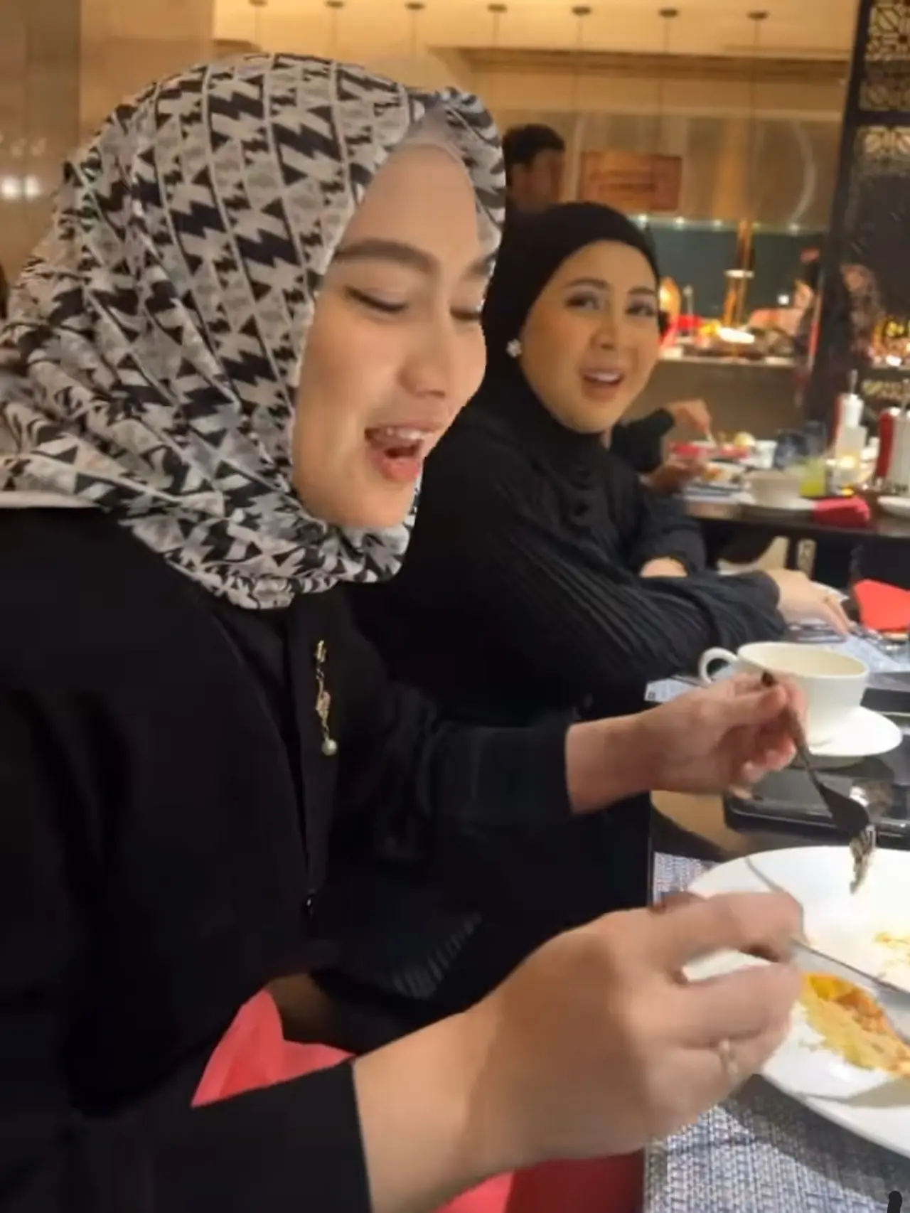 7 Potret Bukber dan Arisan Geng Mamayu, Dinda Hauw Curi Perhatian - Hot ...
