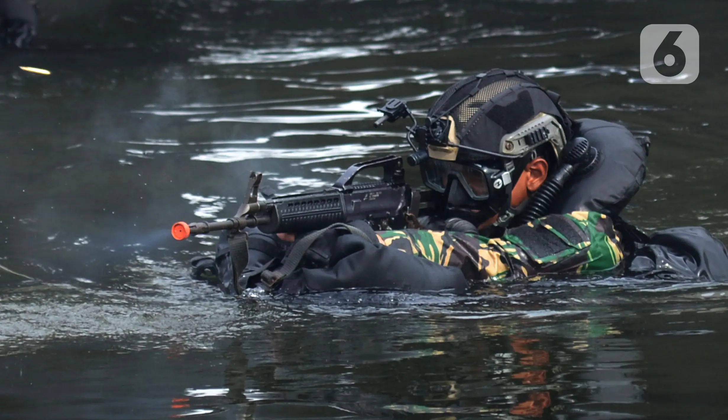 FOTO: Aksi Prajurit Kopaska Saat Latihan Peperangan Laut Khusus - Foto ...