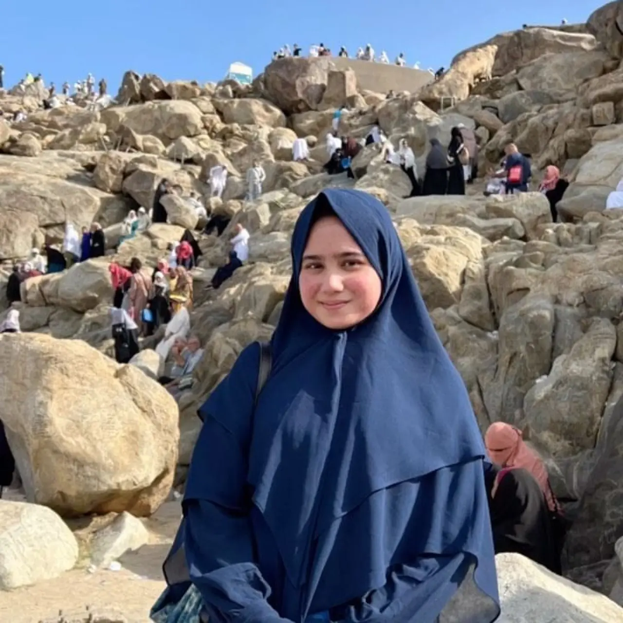 8 Potret Tissa Biani Gunakan Hijab Saat Umrah Bareng Keluarga, Didoakan ...